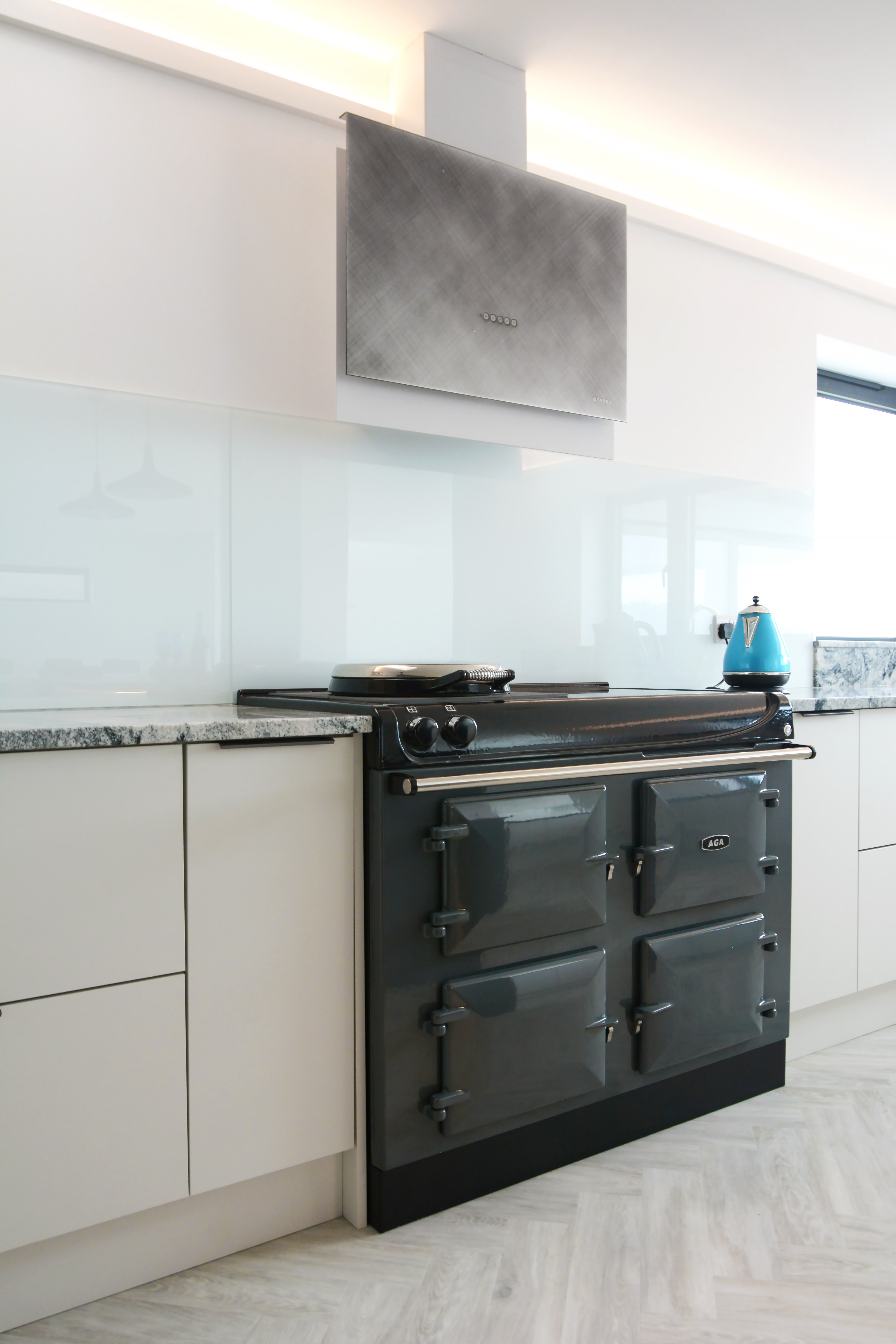 Dramatic Monotonal Kitchen, St Ives - Now Kitchens: Award-Winning ...