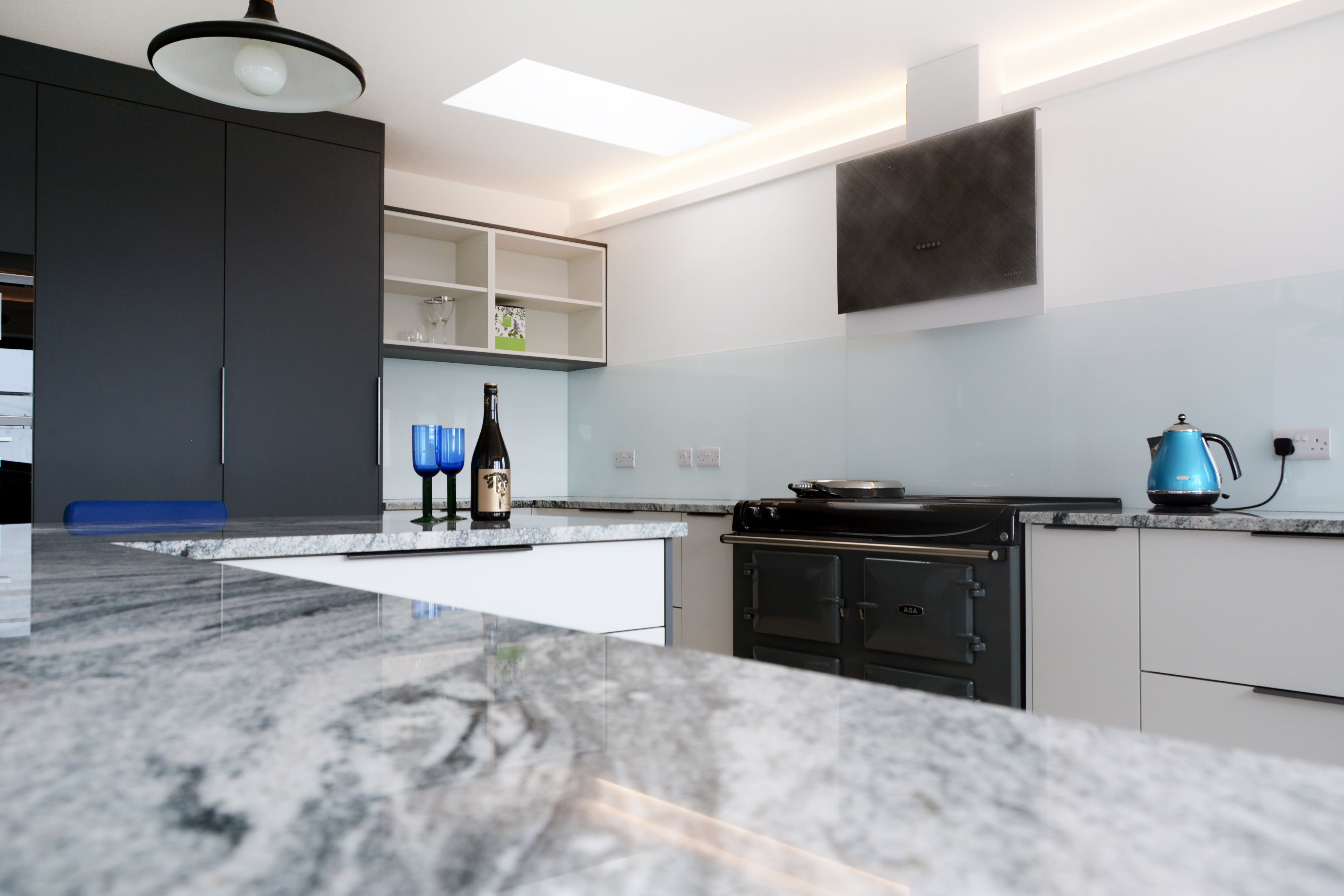 Dramatic Monotonal Kitchen, St Ives - Now Kitchens: Award-Winning ...
